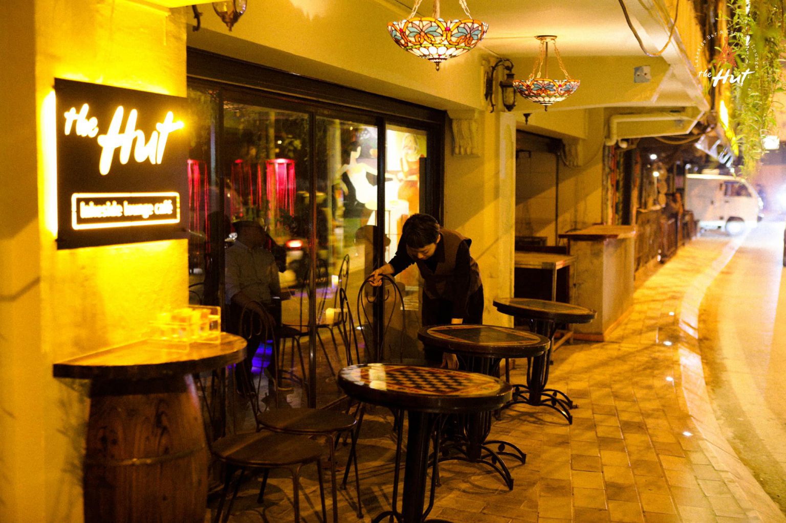 The Hut Lakeside Bar view đắt giá bao quát trọn mặt hồ Tây